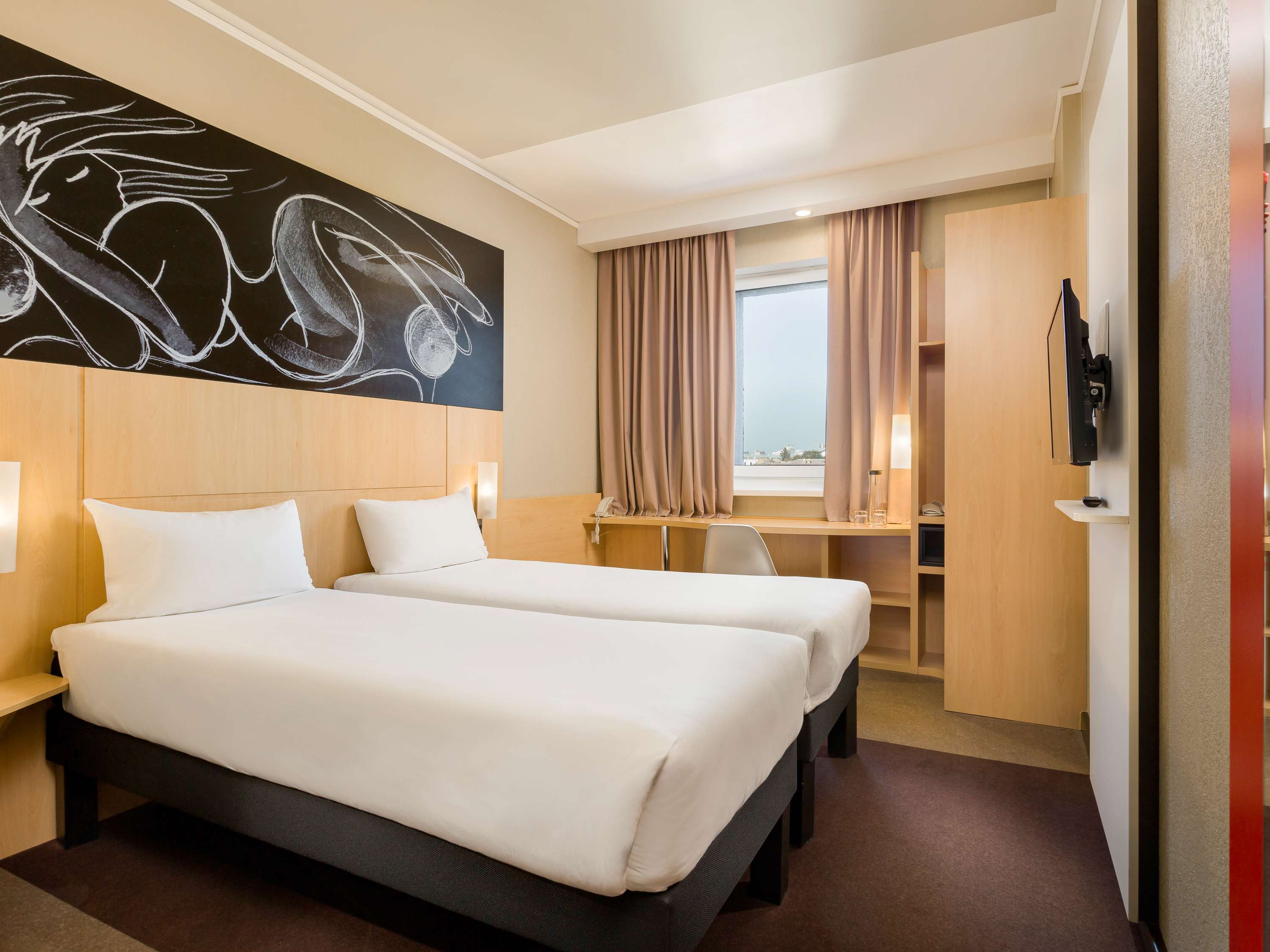 The ibis Kiev Train Station hotel in the center of the city - ALL