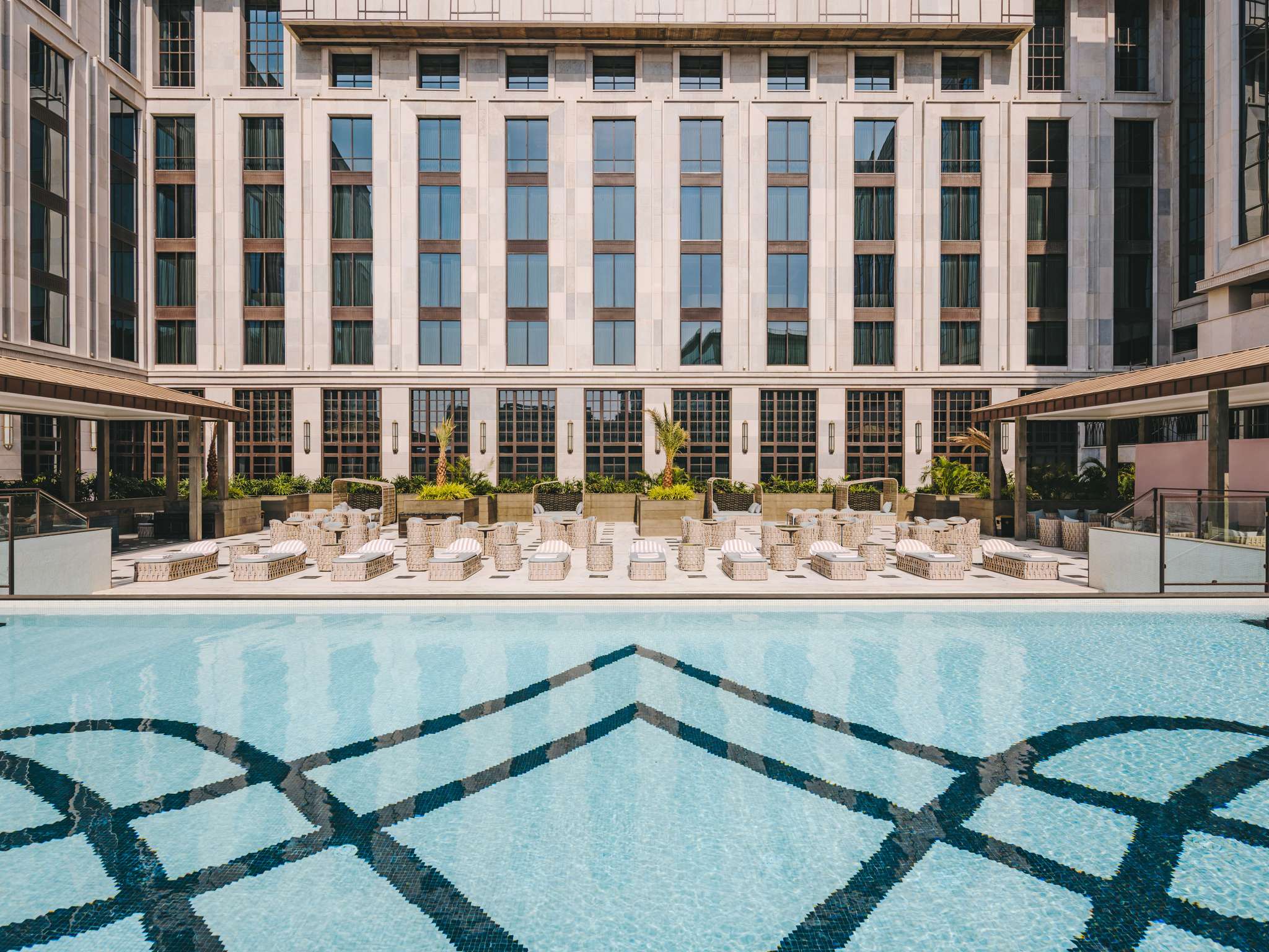 Experience Fairmont Mumbai near Airport with refined stays, dining ...