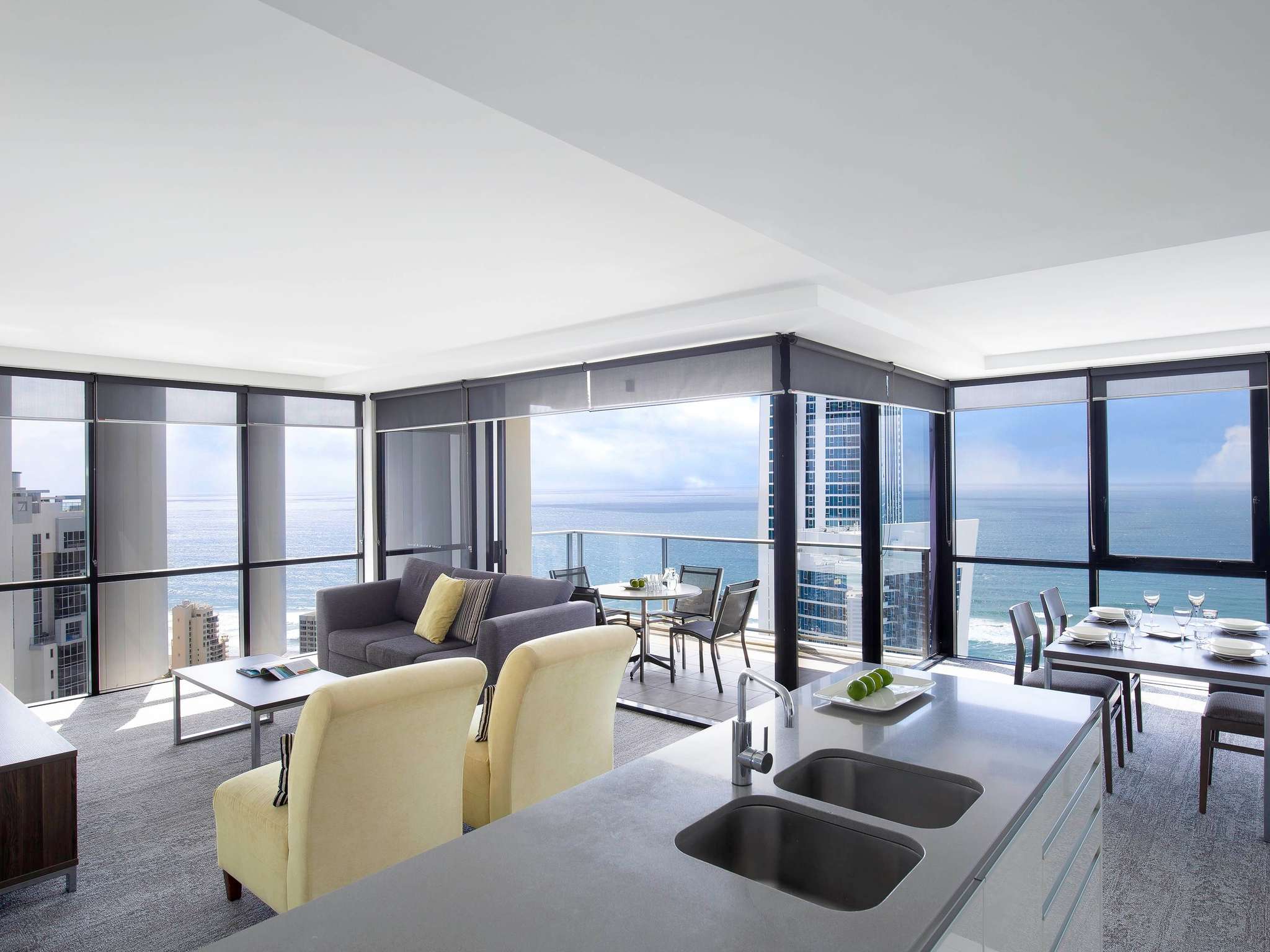 Mantra Circle on Cavill Surfers Paradise, Apartment Hotel in Surfers ...