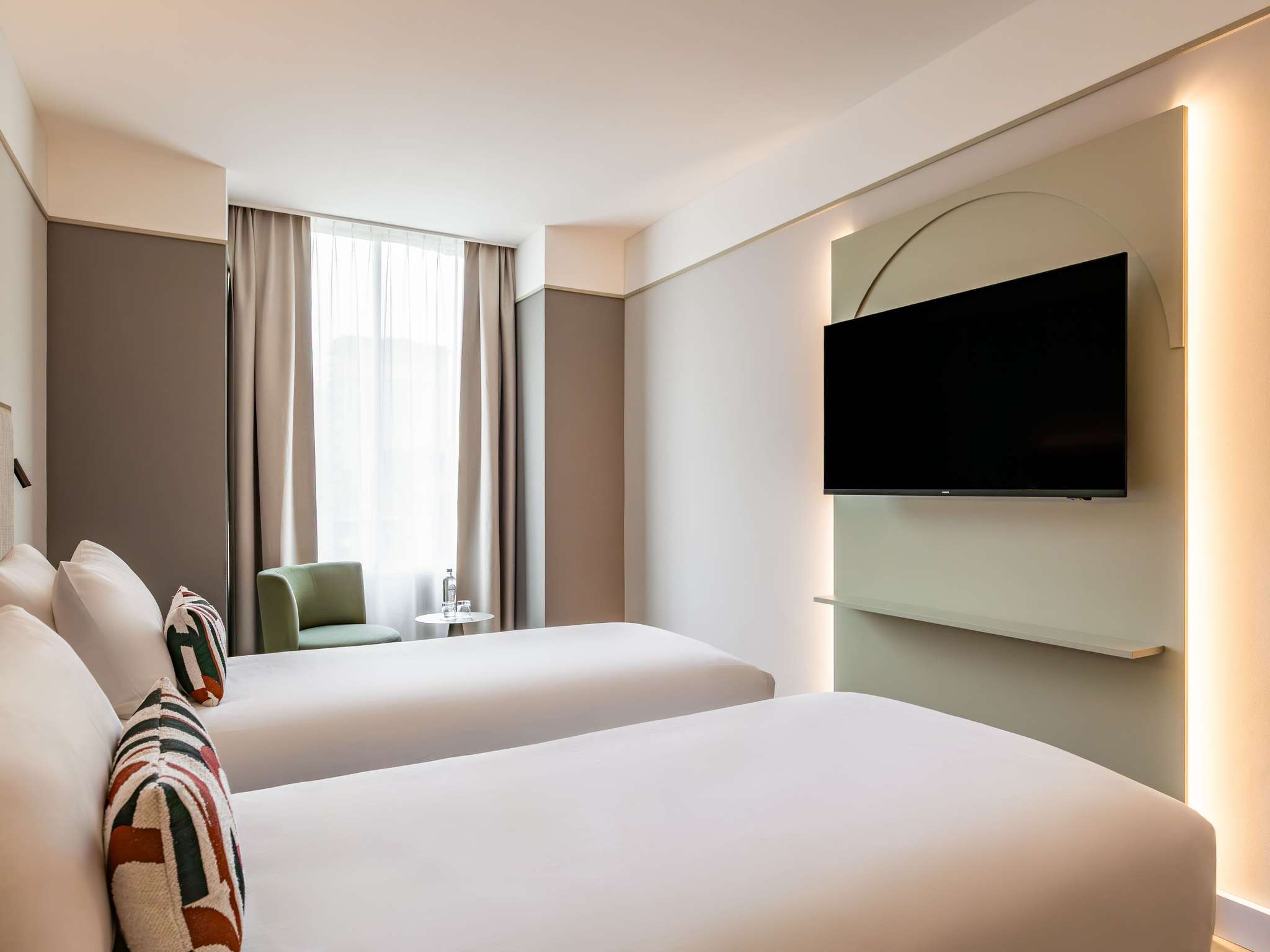 Mercure Liège City Centre: Next to river La Meuse - ALL